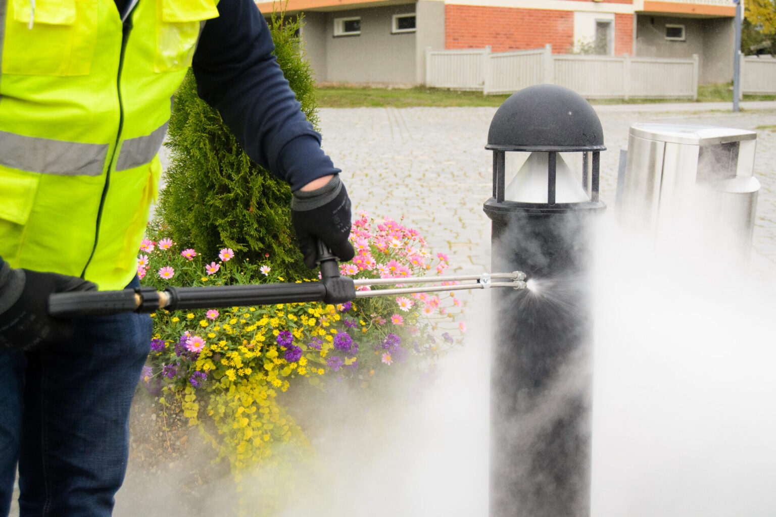 Easy and safe weed removal with 100°C water | Eco Weedkiller